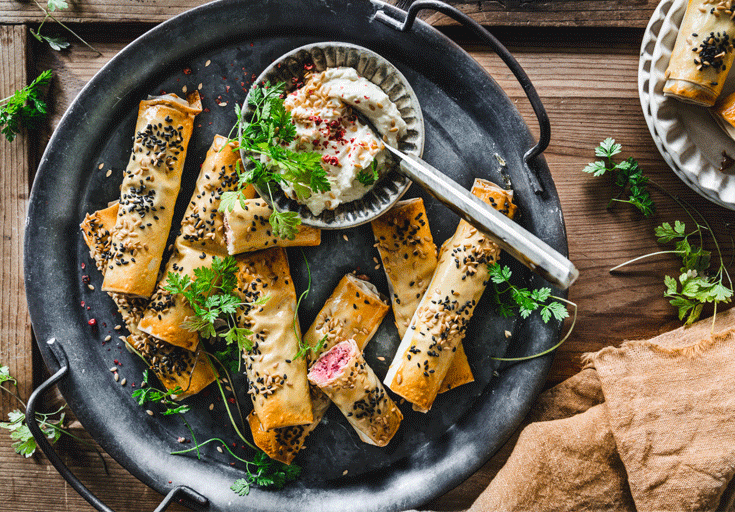 Mini Börek mit Rote Bete, Spinat und Walnüssen mit miree Meerrettich ...